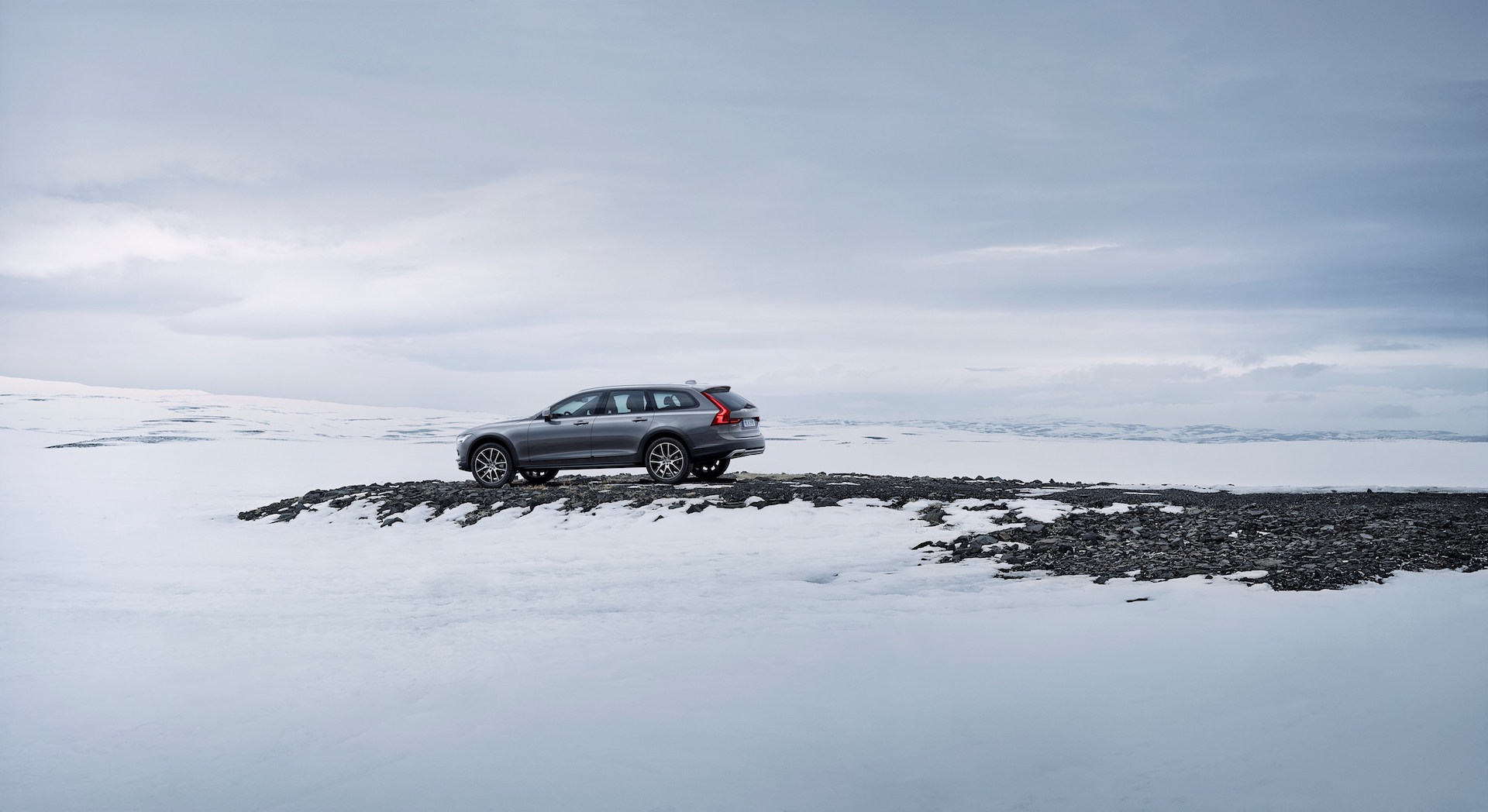 Volvo V90 Cross Country: The Elegant Off-Road Car