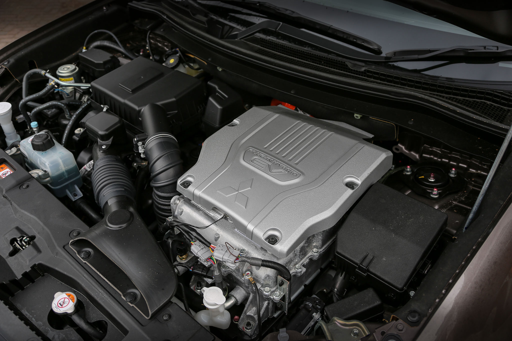 Motor Verso's Mitsubishi Outlander PHEV GX3h+ 2017 Review