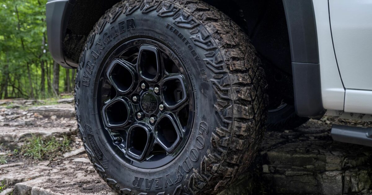 Bolt Pattern Silverado 🏎️ Exact Tire Size, Rim Size, Wheel Offset